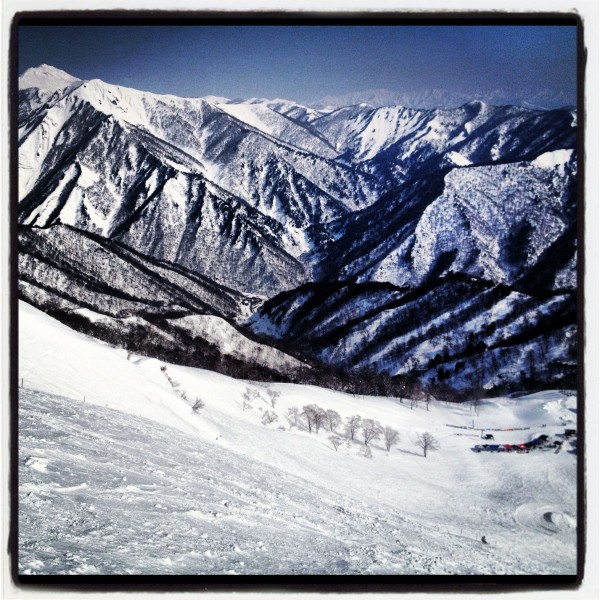 SURFスタイルなSNOWBOARDING!? TENJIN BANKEDSLALOM 2012 | カラーズマガジン